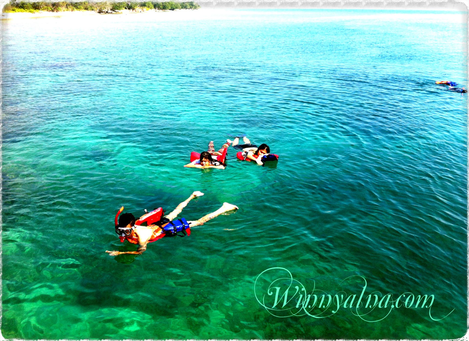 Snorkeling di Pulau Tunda – Winny Marlina