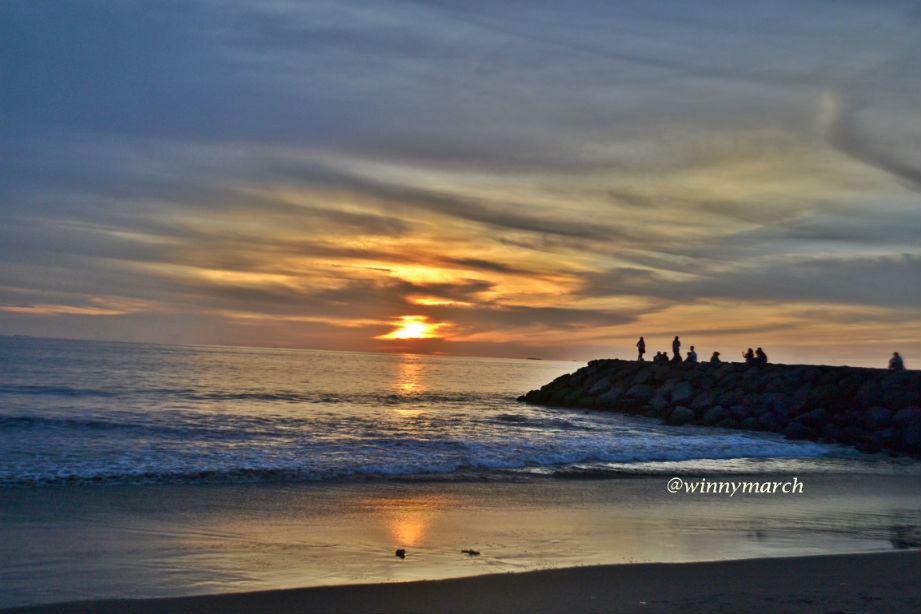 Menunggu Sunset di Pantai Padang – Winny Marlina