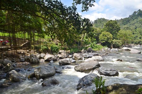 Liburan ke Jembatan Akar di Painan, Sumatera Barat – Winny Marlina