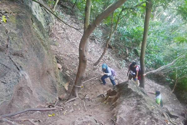 Trekking ke Bukit Kodiang di Kedah, Malaysia – Winny Marlina